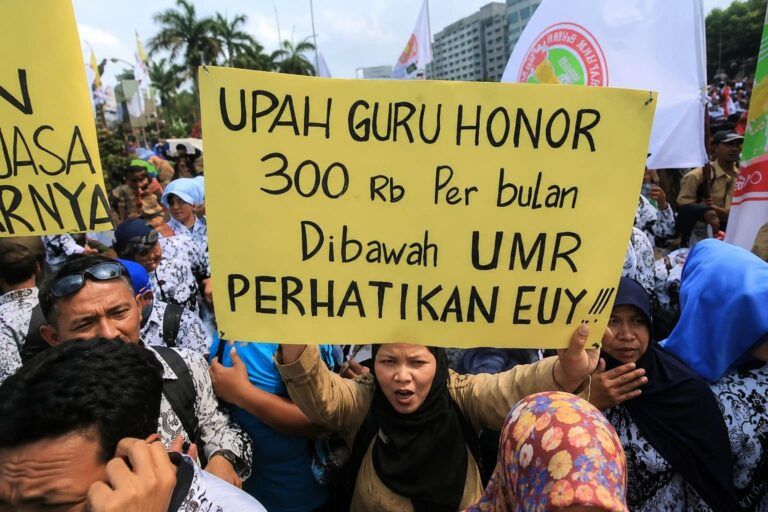 Nasib 1,6 Juta Guru Honorer Terancam, DPR Minta Pemerintah Jangan ...